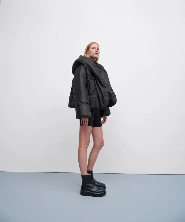 美品lululemon Hooded Insulated Wrap ブラック Lululemon Hooded Insulated Wrap - Black | Editorialist