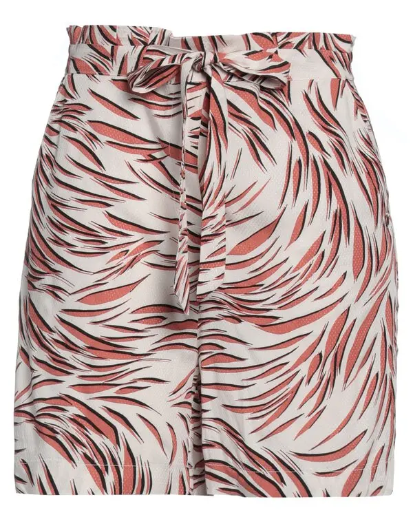 GARCIA Shorts & Bermuda Shorts - Off White