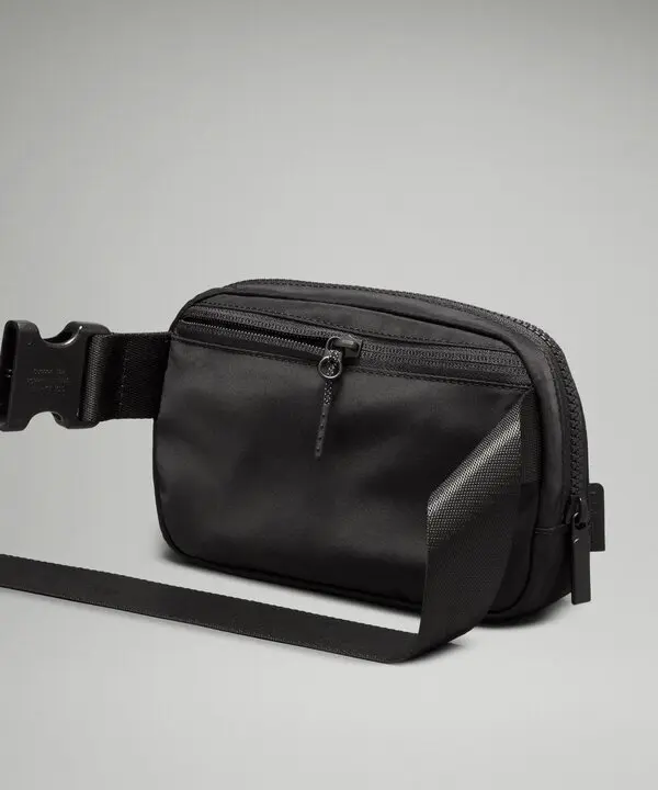 Lululemon Everywhere Belt Bag With Long Strap 1l - Black/gold
