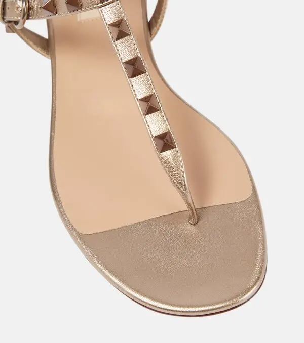 Valentino Garavani Vlogo Leather Thong Sandals - Neutrals