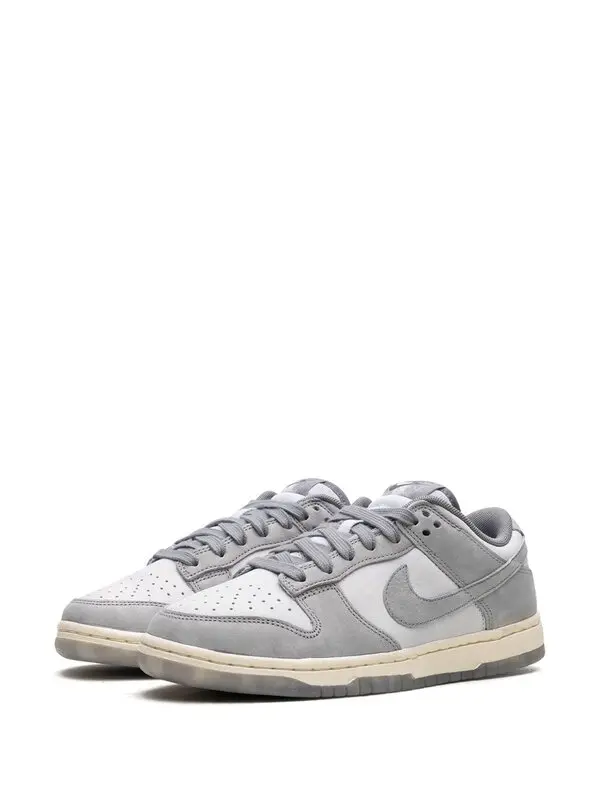 Nike Dunk Low Top Sneakers - Grey