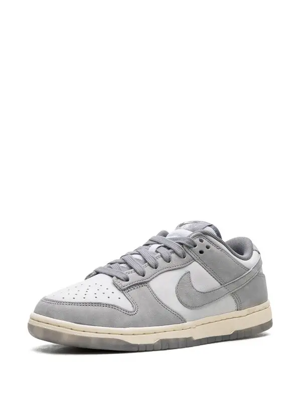 Nike Dunk Low Top Sneakers - Grey