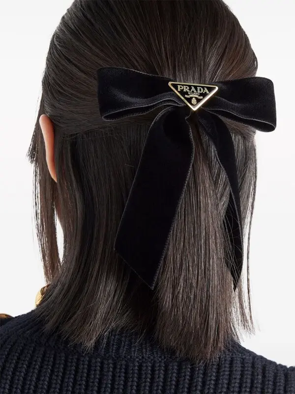 PRADA ブラック リボンヘアバンド Prada Triangle Logo Velvet Hair Clip - Black | Editorialist