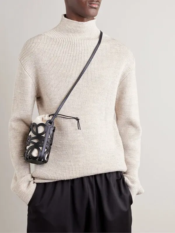 バッグ LOEWE Anagram Cut-out Pocket Bag Black Loewe Anagram Cutout Pouch In Black - 30% Off | Editorialist