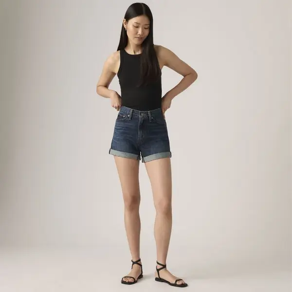 LEVI'S Rolled 80s Mom Shorts - Taking The Stairs
