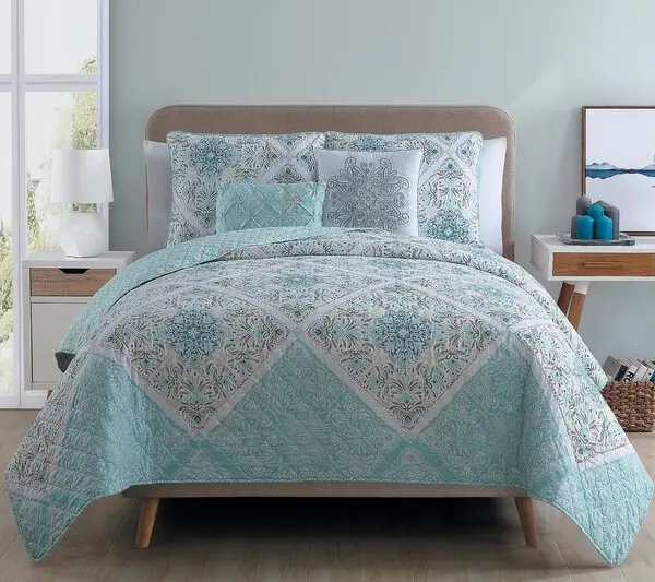 VCNY HOME Windsor Reversible Medallion Quilt Se, King - One-color