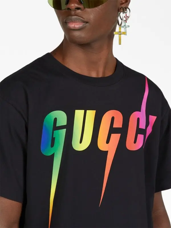 GUCCI ブラック Tシャツ カラフルロゴ Gucci Logo-Print Detail T-Shirt - Black | Editorialist