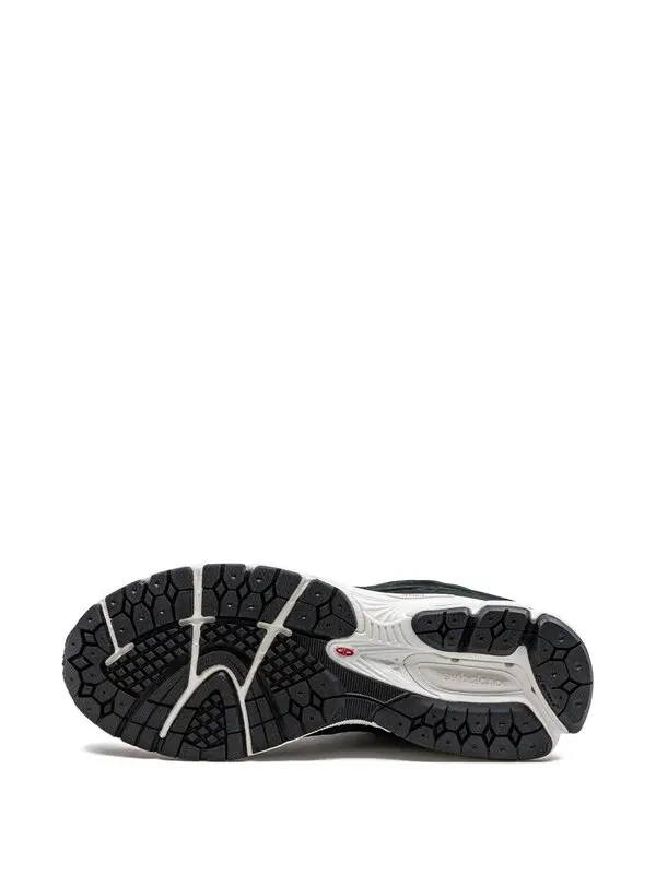 NEW BALANCE 2002r Low-top Sneakers - Black