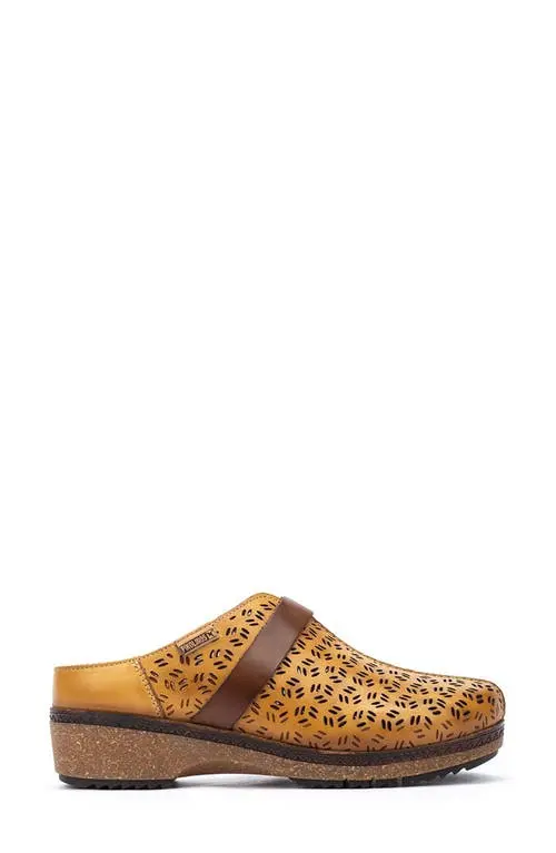 Pikolinos Granada Perforated Clog - Honey