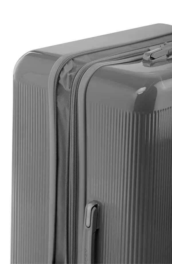 VACAY Glisten Jaxson 28-inch Spinner Bag