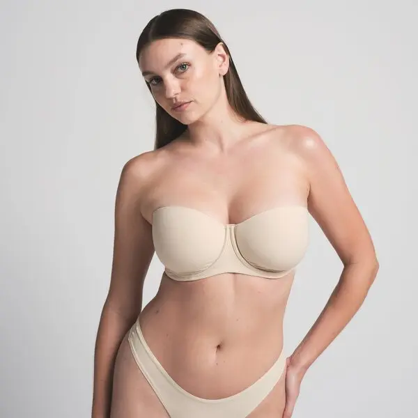 SKIMS Strapless Bra | Light Neutral | | Fits Everybody - Sand