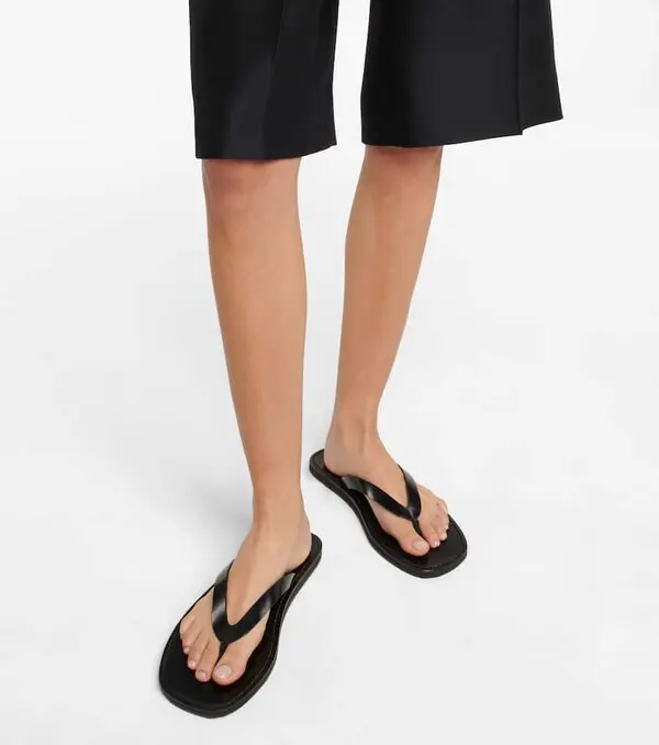 THE ROW Leather Thong Sandals - Black