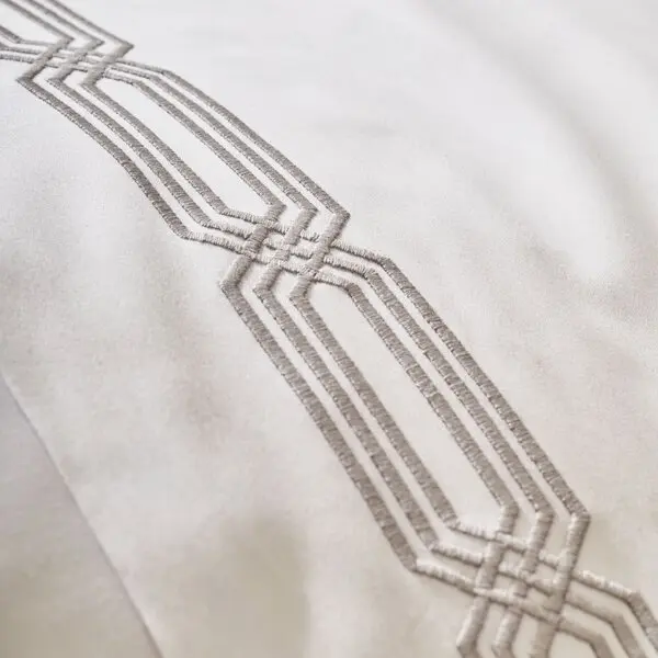 HUDSON PARK COLLECTION Italian Tivoli Embroidered King Pillowcase Exclusive - White/silver