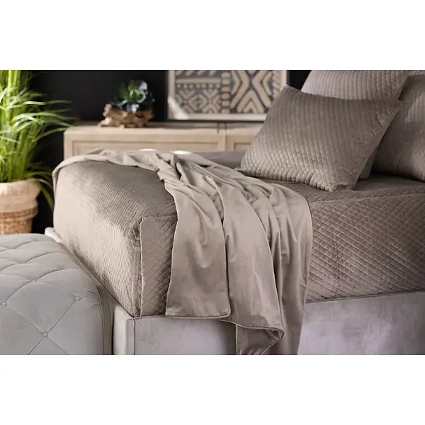 LILI ALESSANDRA Milo Luxe Velvet Throw - Buff