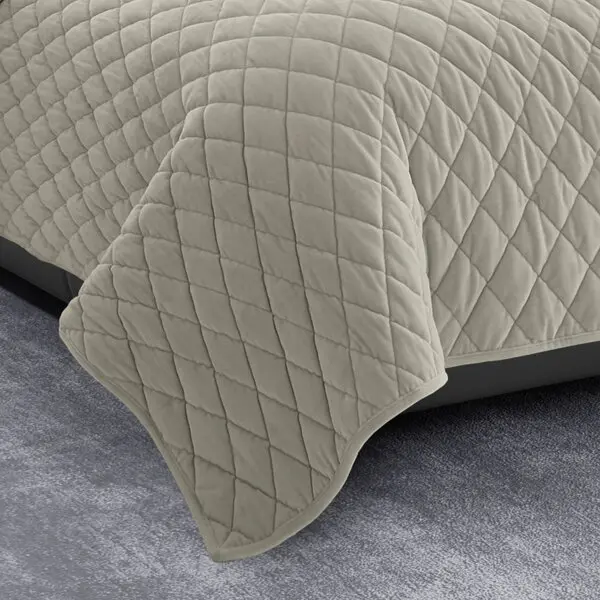 Vera Wang Diamond Velvet Quilt Set, King