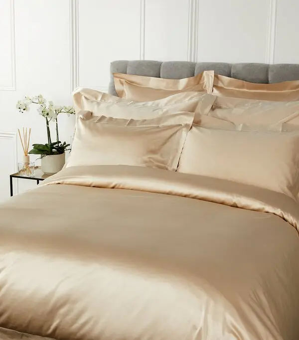 CELSO DE LEMOS Bourdon Duvet Cover