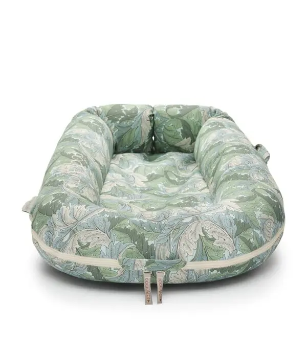 Dockatot X William Morris Printed Deluxe+ Dock - Green | Editorialist