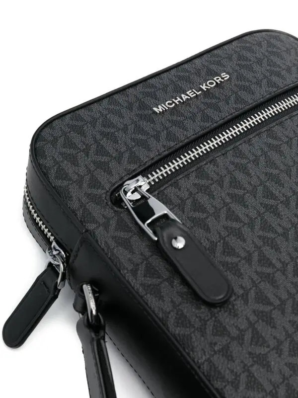 MICHAEL KORS ブラック メッセンジャーバッグ Bradshaw Medium Leather Messenger Bag in BLACK - Sale | Michael