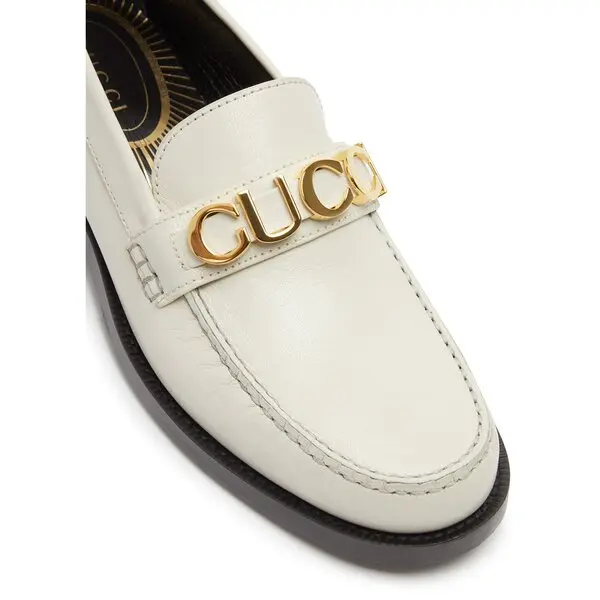 GUCCI ホワイト ローファー ゴールドロゴ Gucci Cara Logo Leather Loafers - White | Editorialist