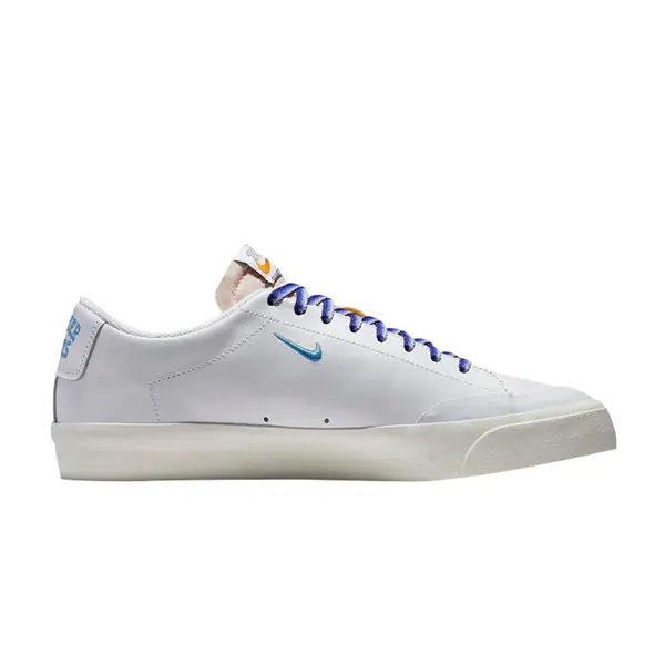 Nike Quartersnacks X Sb Blazer Low Xt Sneakers - White