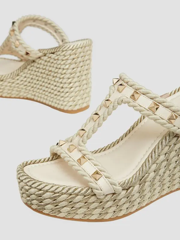 Valentino Garavani Rockstud Wedges In Calfskin - Light Ivory