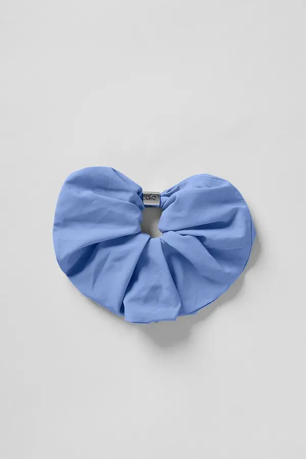 Alo Yoga Bead It Oversized Scrunchie - Crystal Clear Blue