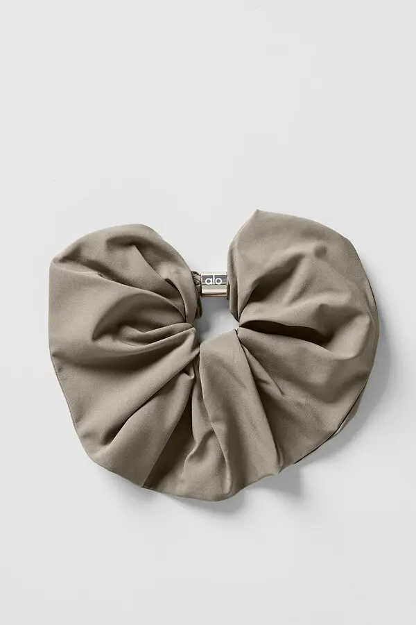 Alo Yoga Bead It Oversized Scrunchie - Light Cocoa