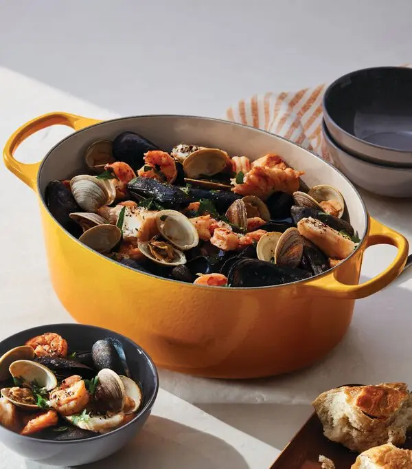 LE CREUSET Cast Iron Signature Round Casserole Dish