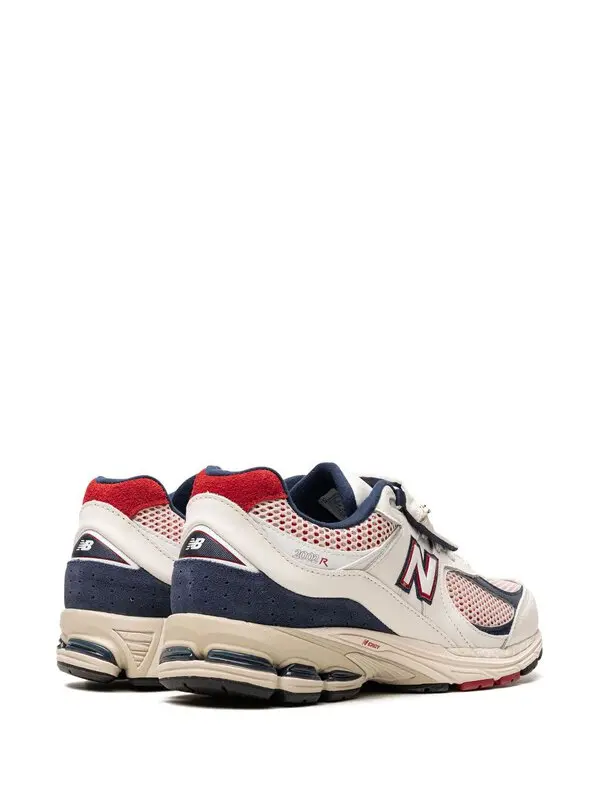 NEW BALANCE 2002r Sneakers - White