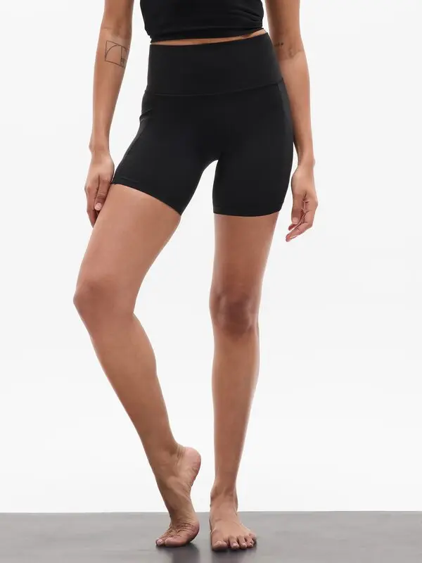 Athleta Salutation Stash High Rise 7" Short - Black