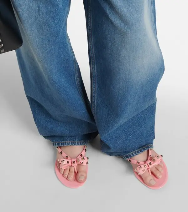 Valentino Garavani Rockstud Thong Sandals In Pink - 20% Off
