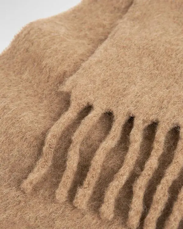 TOTEME Teddy Wool Scarf With Leather Logo Patch - Biscuit