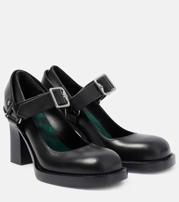 Burberry Leather Pumps With Buckle Fastening - Black