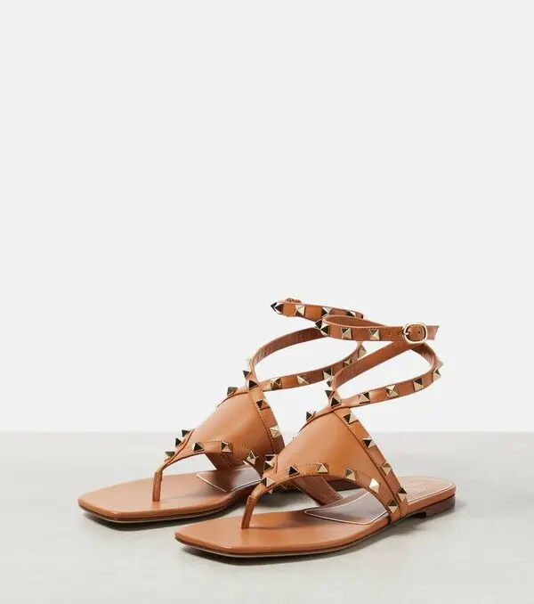 Valentino Garavani Rockstud Leather Thong Sandals - Beige