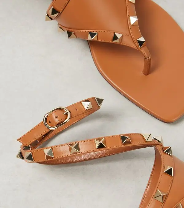 Valentino Garavani Rockstud Leather Thong Sandals - Beige