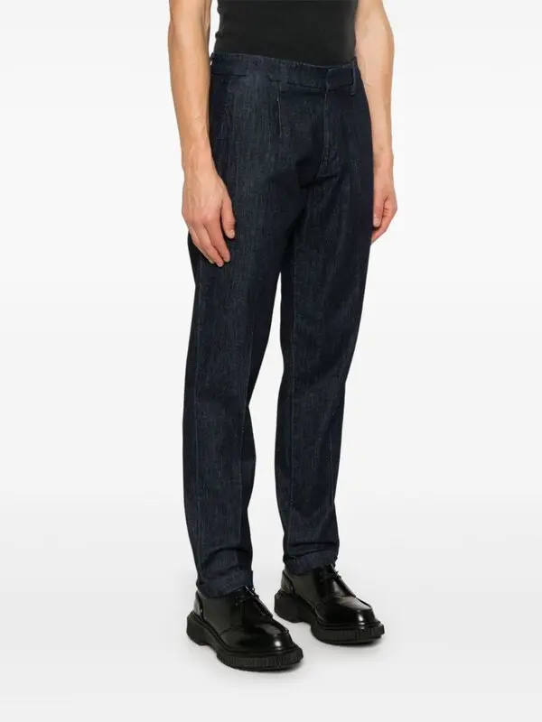 CRUNA Pleat-detail Tapered Jeans