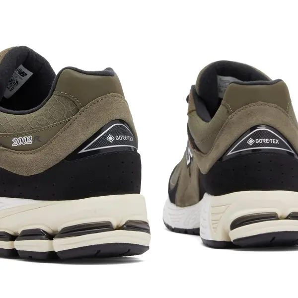 NEW BALANCE 2002 Gore-tex Sneakers