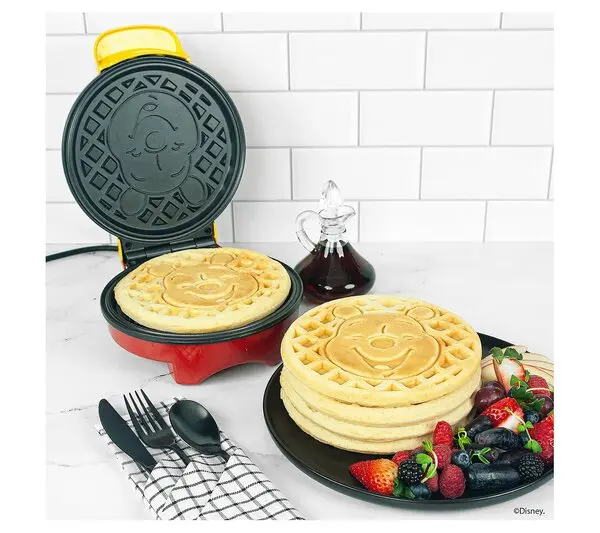 UNCANNY BRANDS Winnie The Pooh Waffle Maker