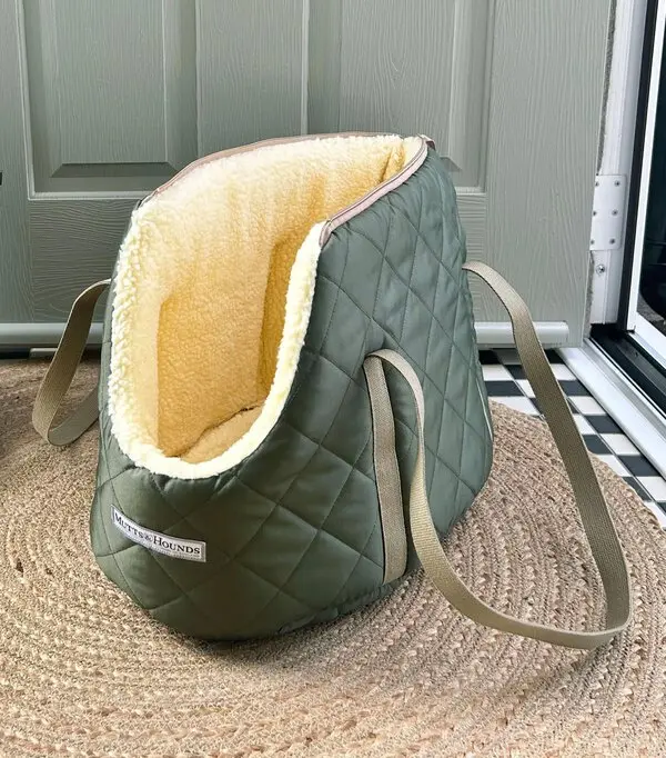 MUTTS AND HOUNDS Quilted Water-resistant Dog Carrier