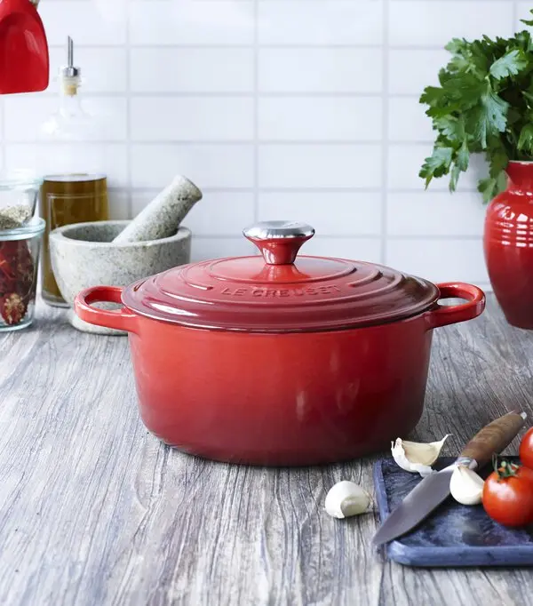 LE CREUSET Cast Iron Round Casserole Dish - Red