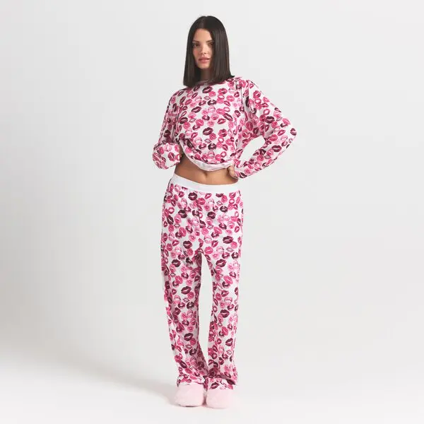 SKIMS Boyfriend Long Sleeve T Shirt And Loose Pant Set - Pink Allover Lipstick