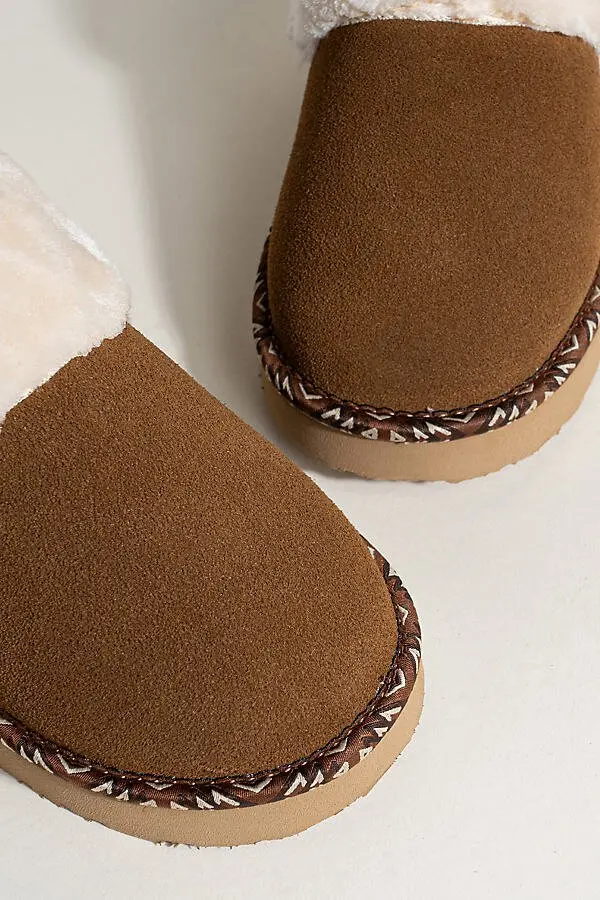 Minnetonka Cerise Slippers - Tan