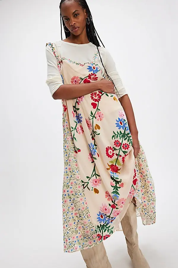 green emerald velvet dress V-NECK PETAL STRAPLESS VELVET MAXI DRESS IN RED | CULT MIA main image 1