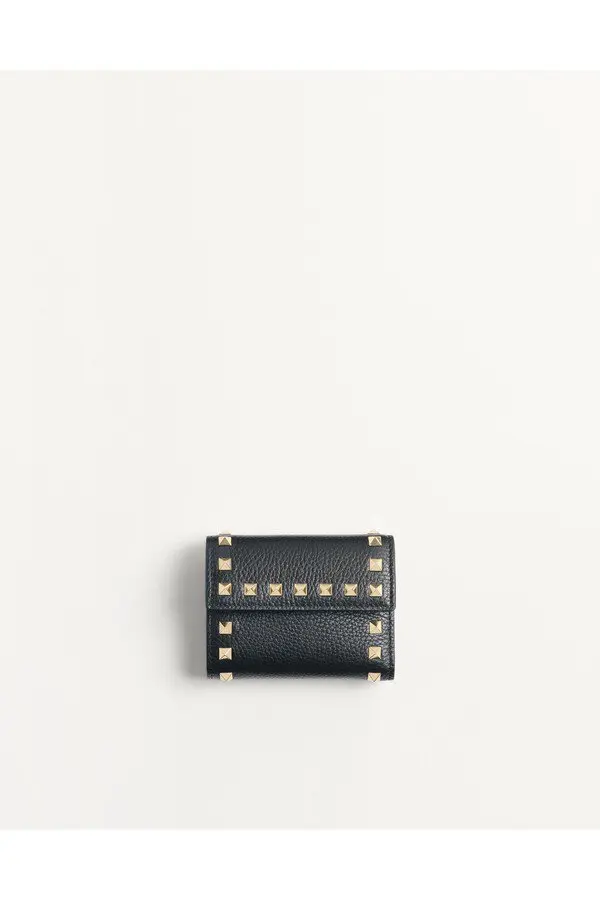 Valentino Garavani Rockstud Trifold Wallet In Grainy Calfskin - Black