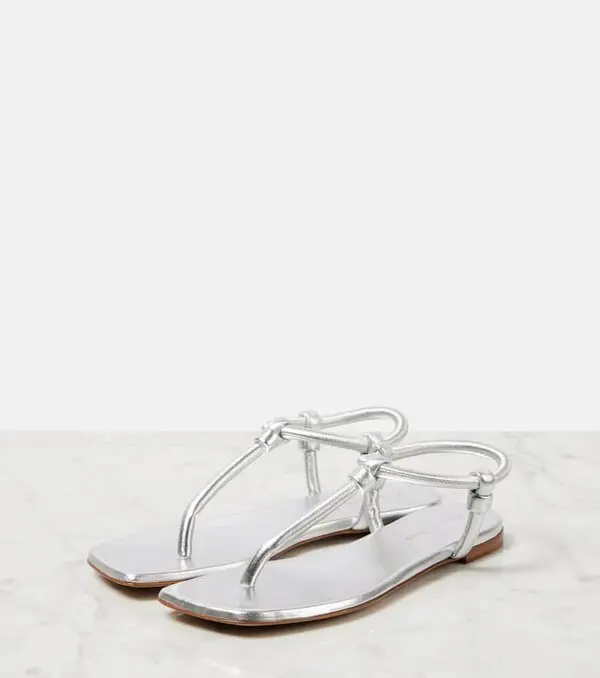 GIANVITO ROSSI Juno Metallic Leather Thong Sandals - Silver