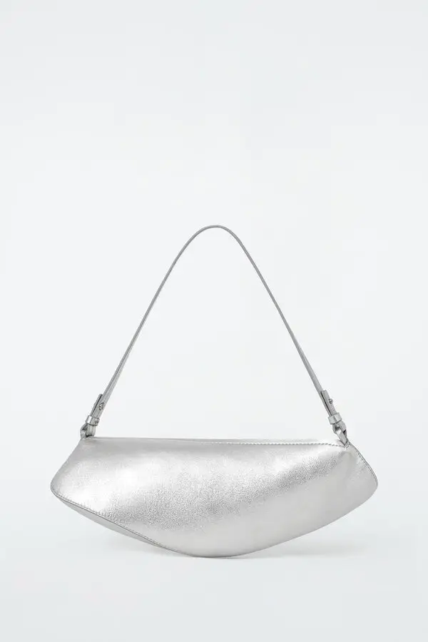 COS シルバー クッションハンドバッグ Cos Cove Clutch Bag In Silver-Colored - 70% Off | Editorialist