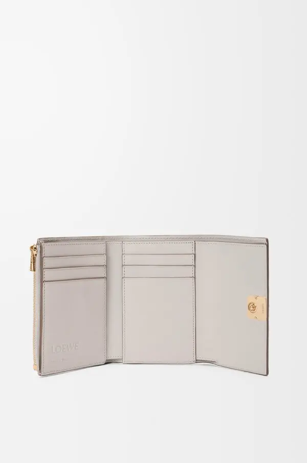 Loewe Anagram Small Vertical Wallet In Pebble Grained Leather Skin - Light Ghost Grey