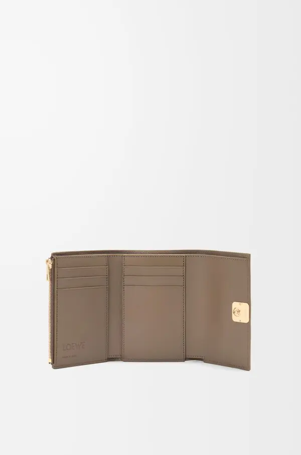 Loewe Anagram Small Vertical Wallet In Pebble Grained Leather Skin - Taupe