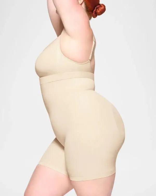 SKIMS Seamless Sculpt Mid-thigh Shorts - Sand