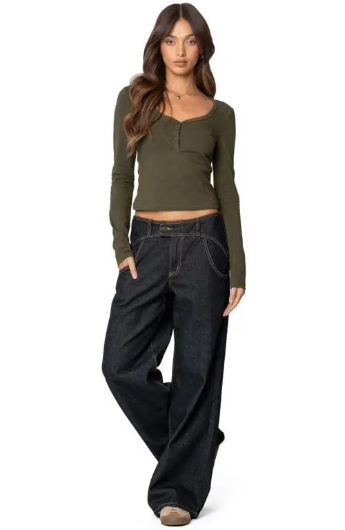 EDIKTED Leah V-neck Crop Henley Top - Olive